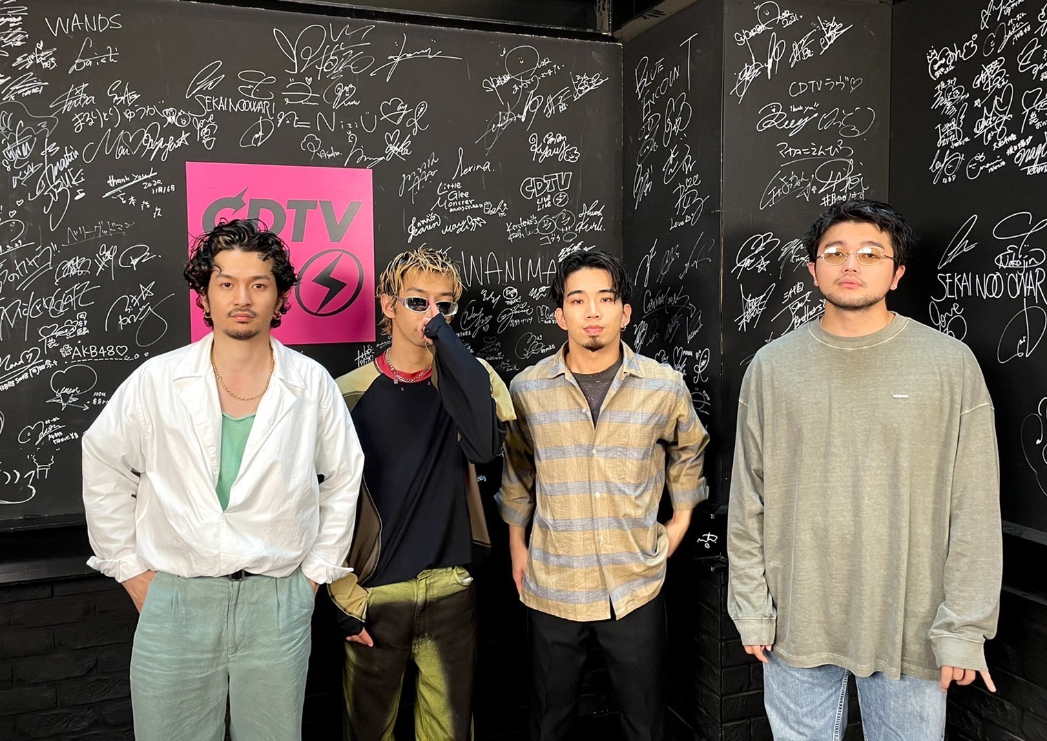 CDTV on Twitter: "#CDTVライブライブ 今夜も激アツLIVEをお届け♪ 本番直前ショットで実況中だよ📸 このあと #KingGnu が登場！ 日曜劇場👔#オールドルーキー ...