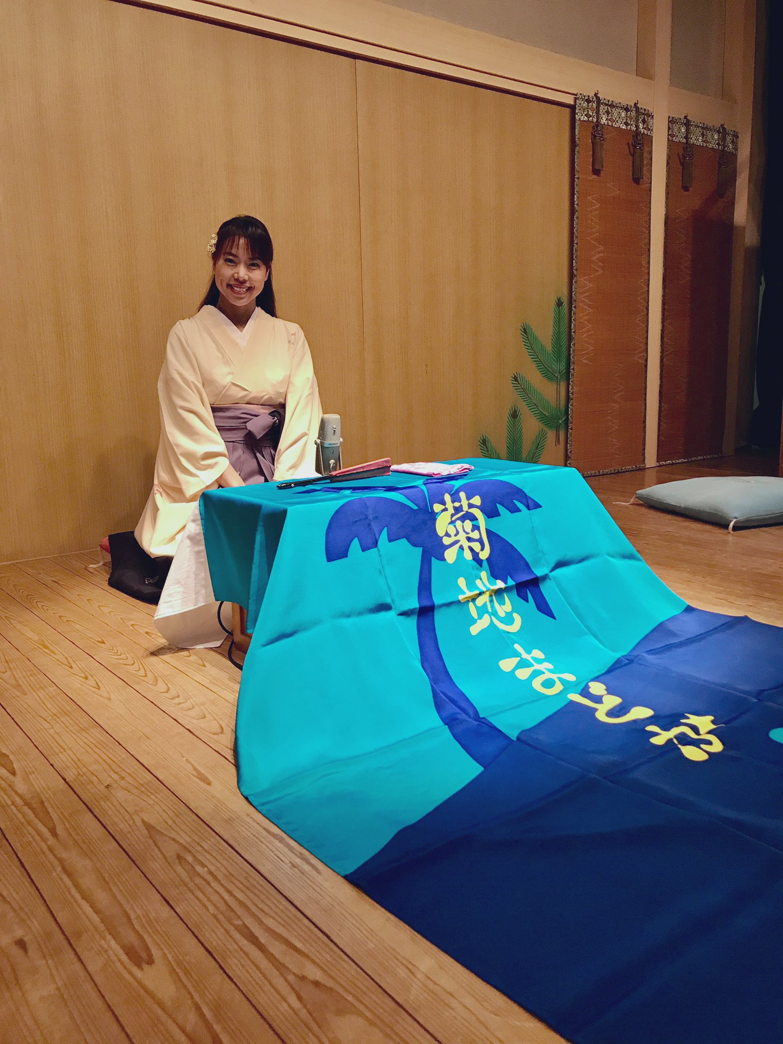 月亭天使 On Twitter 繁昌亭昼席、まどかお姉さんは昨日と違うテーブル掛けがステキです 雀喜兄さん、高座ではギプスを外してますが、「いつか、落語の仕込みにするかも?」との事☺️