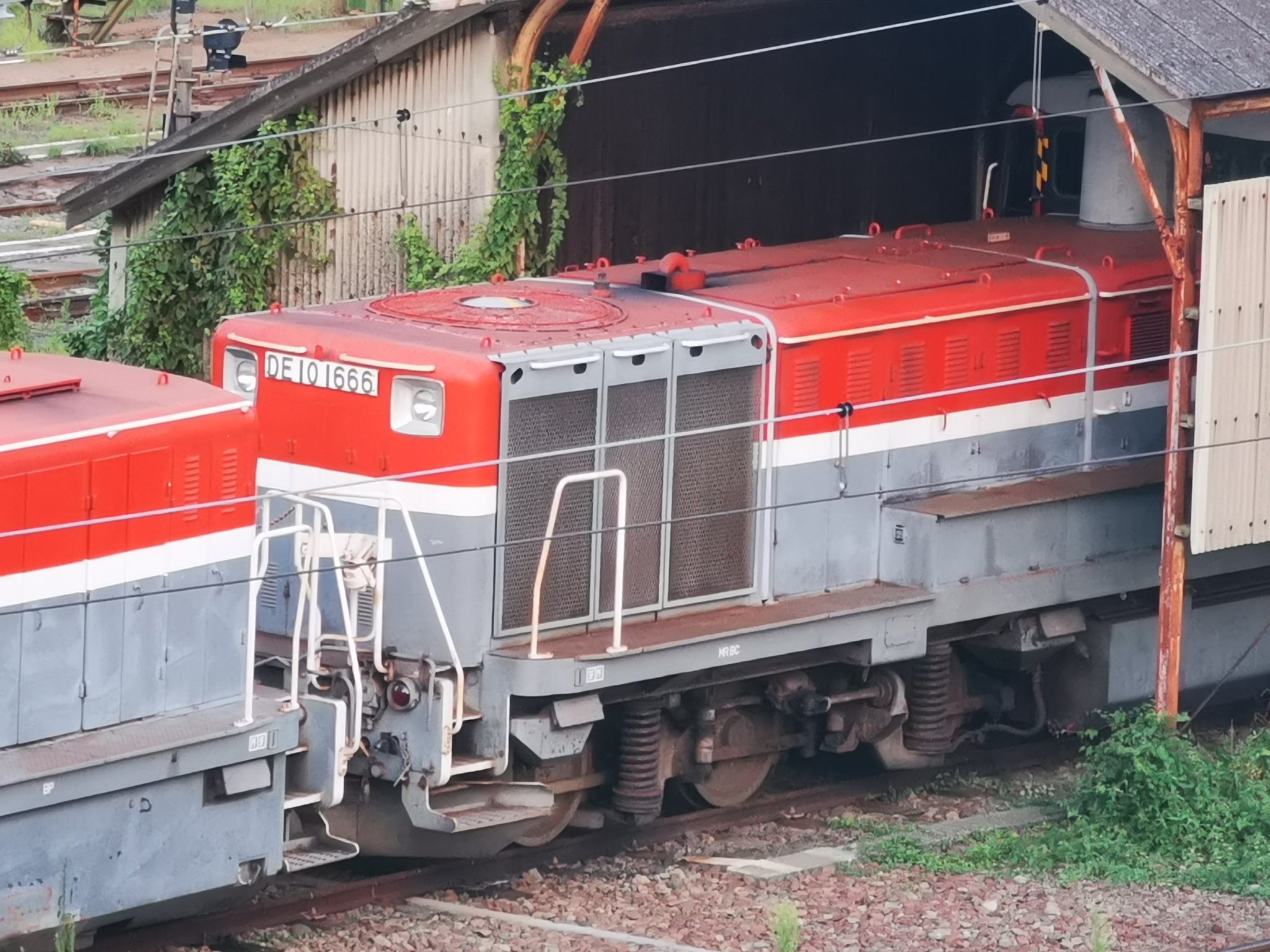 吉田 匡 on Twitter: "あーあ、やっぱりこうなったか！ 本日E235系グリーン車の甲種輸送を担当したDE10 1666号機が、本日エンジンをかけて、数十メートル自走したDE11 ...