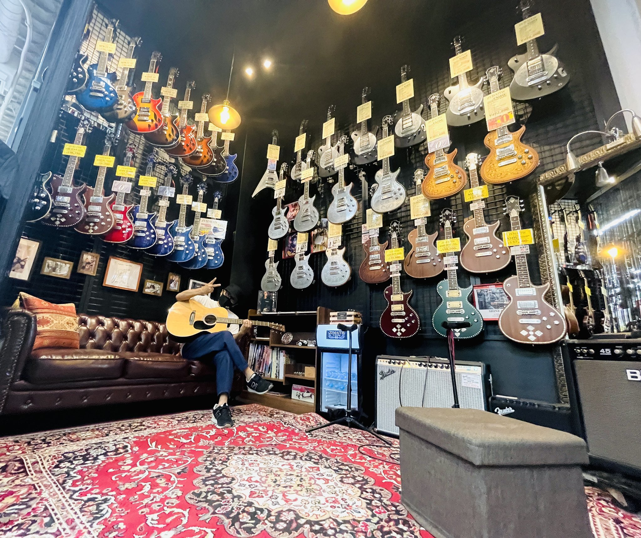 Chagestaff.jp on Twitter: "今日はお茶の水の楽器屋さんにChageさんと行ってきました。 10月、11月のライブに向けてメンテナンスをしていただいたにですが、リペア ...