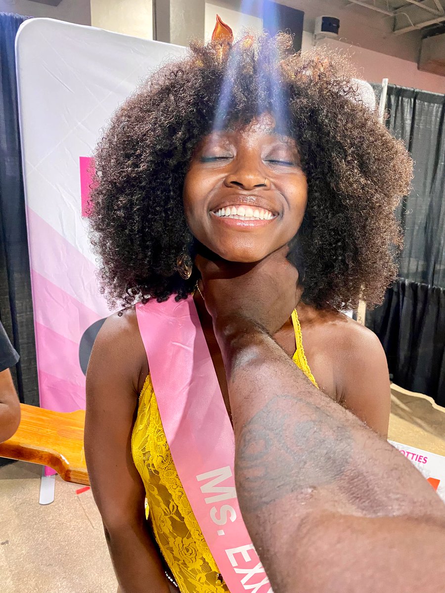 Awww this tweet makes me think of the last time I saw @Queen_Flexi 🫶🏿 I love a hand on your ...