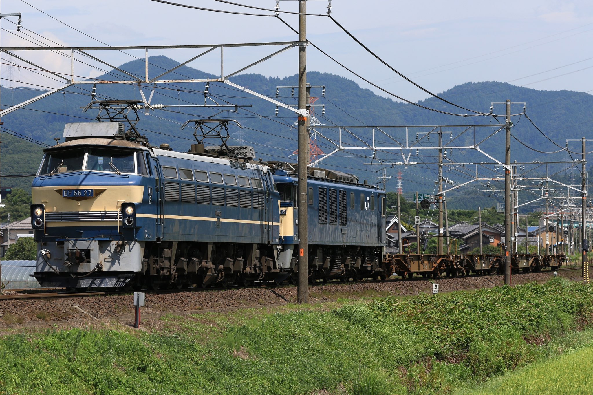 トワイライト441 on Twitter: "22/08/03 EF66 27＋ムドEF64 1026＋コキ（8865レ）定期運用離脱後、初のニーナを。夏光線をあびて、ゆっくりと通過。お隣で ...