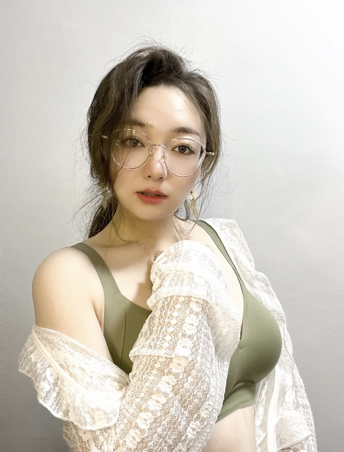 yuwang on Twitter: "这眼镜母狗真的好骚啊，无论白袜黑袜都那么榨精，好想对着她的骚腿射！ #意淫 #眼镜 #丝袜 #反差 #热裤 https://t.co ...