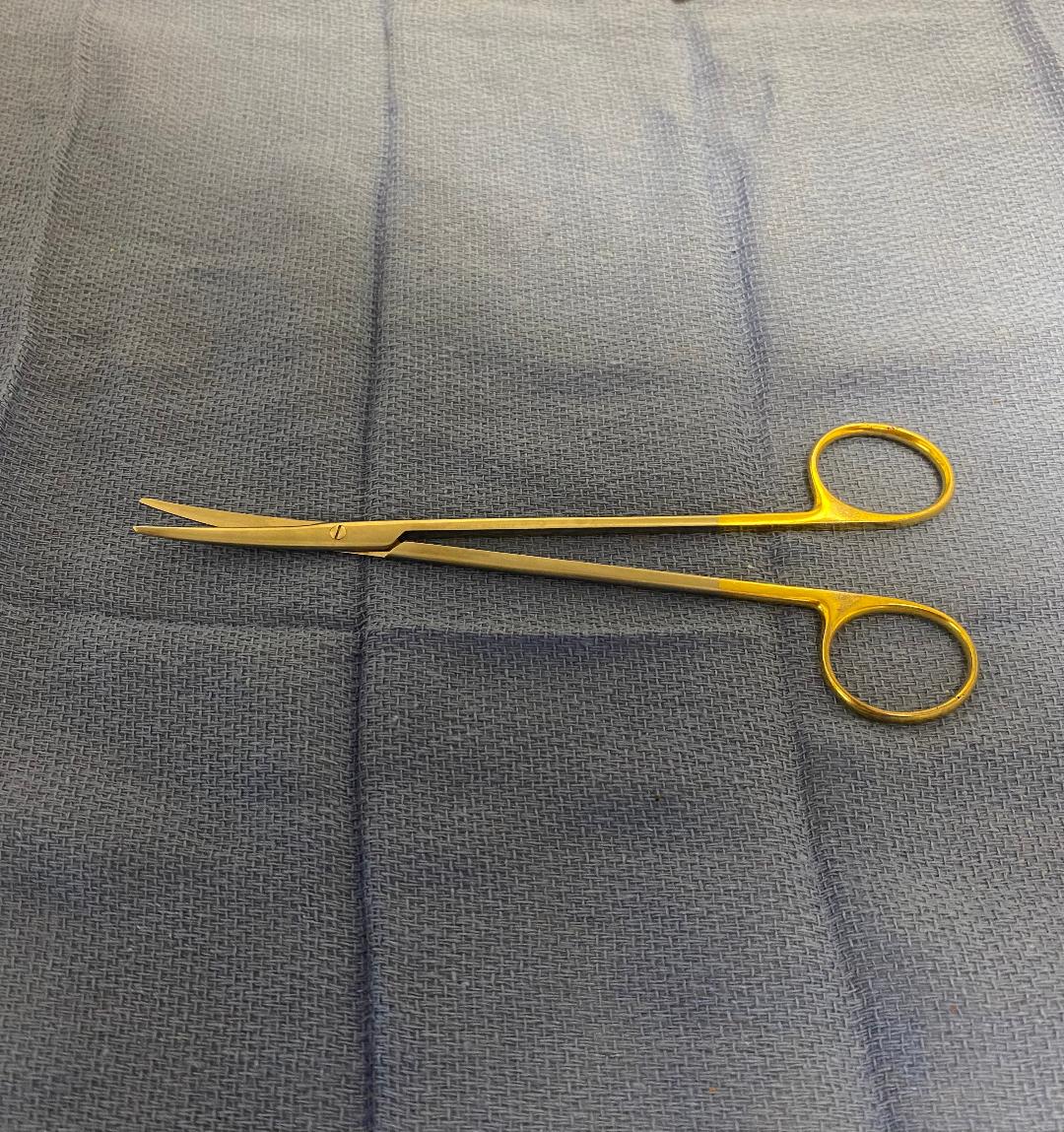 🧵regarding what we in the US often call 'suture scissors', but which ...