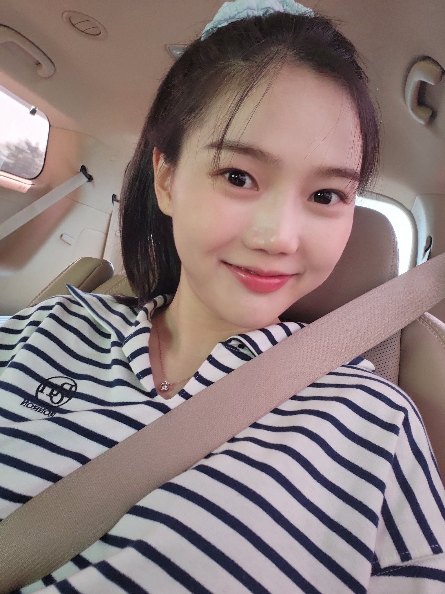 오마이걸 Oh My Girl On Twitter 캔디가왔어효 저는 한국에 잘 도착했답니닷😁😁😍 하관을 보고싶어할 크리들을 위해서 셀카 선물😍😍 T