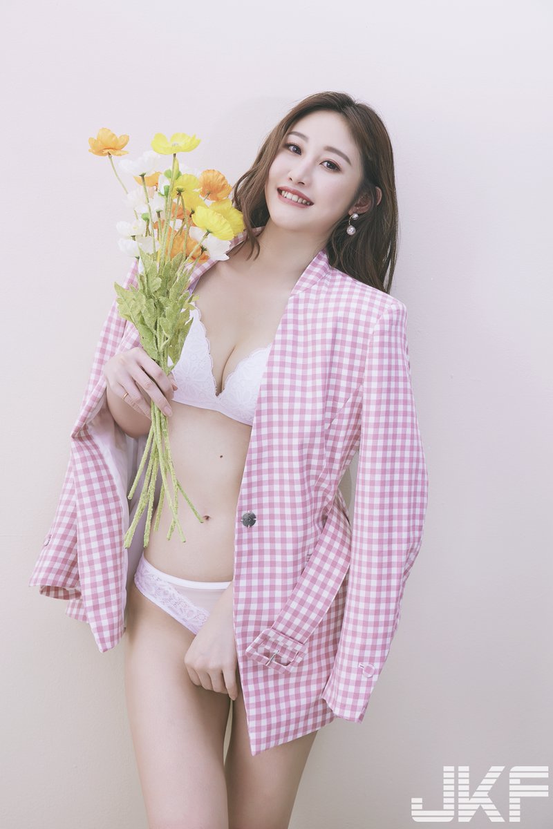 JKF on Twitter: "#JKFMag JKF 女郎—楊蕾蕾 舞團出身的蕾蕾，也練就了一身誘人身材線條... #JKF #taipei #taiwan #asia #magazine ...