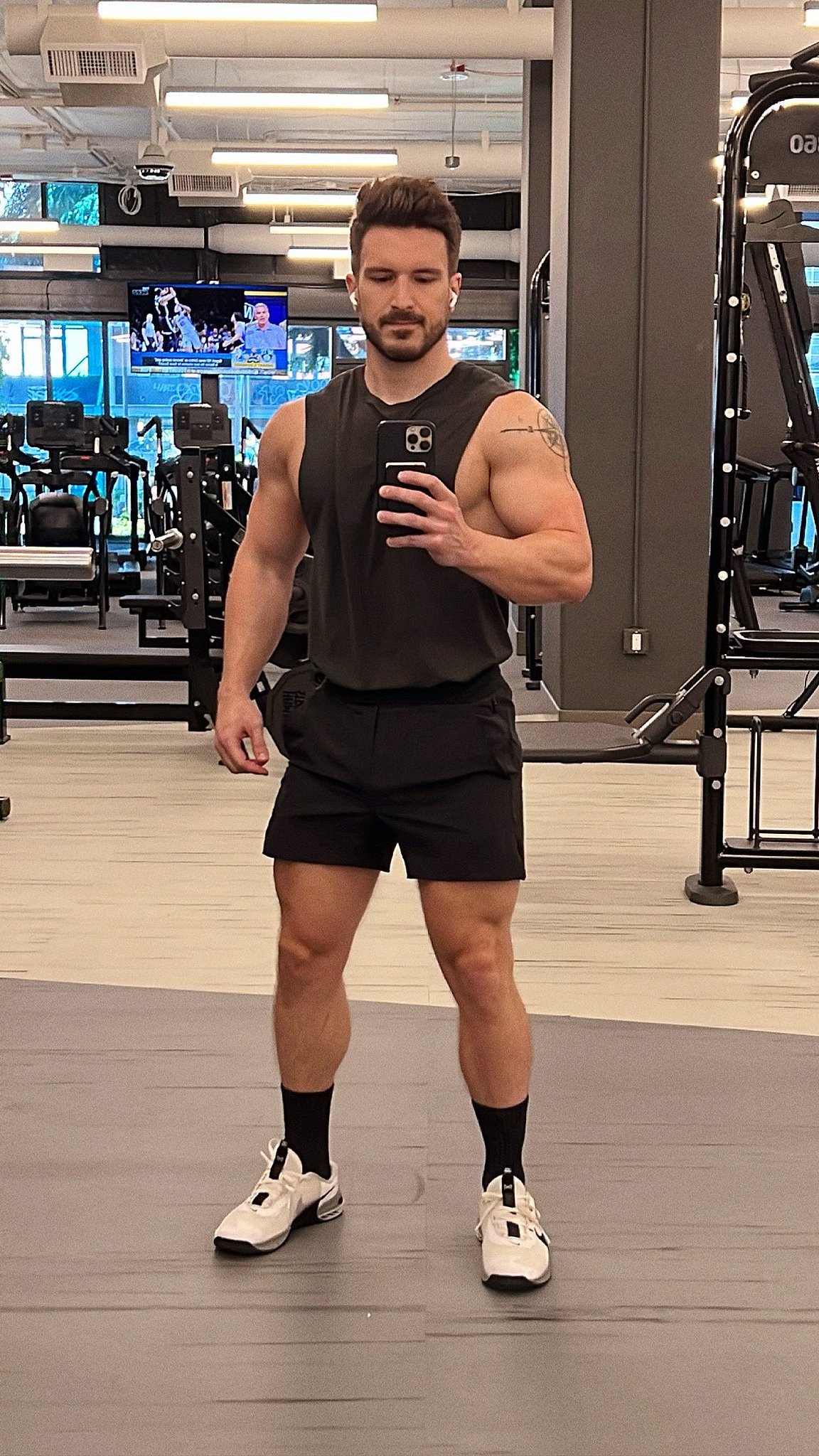 JustinPlus on Twitter: "side boob https://t.co/zWi7GZwowO" / Twitter