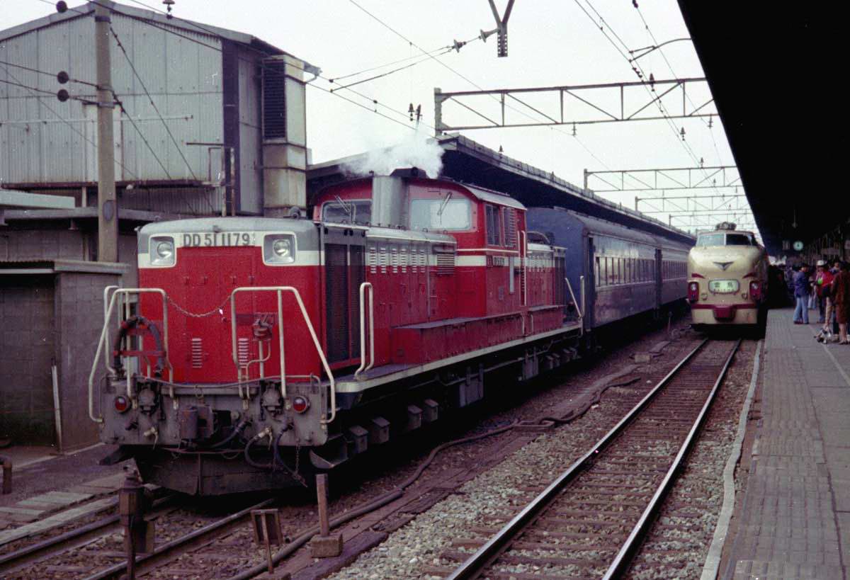 でぐちぜんぶん DF5057yoshi on Twitter: "伯備線で単機回送中の DD51-1179を追っかけしてました😊 このDDは45年前に大阪駅で福知山線の旧客を牽いてきたカットが ...