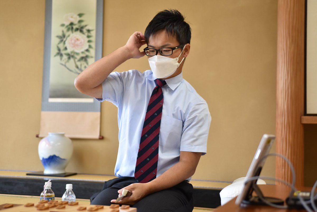 朝日新聞将棋取材班 On Twitter 村)朝日杯将棋オープン戦1次予選、小山怜央アマが戸辺誠七段に勝ちました。小山さんは直近の公式戦の成績が9勝5敗に。次の対局に勝てば、棋士編入試験の