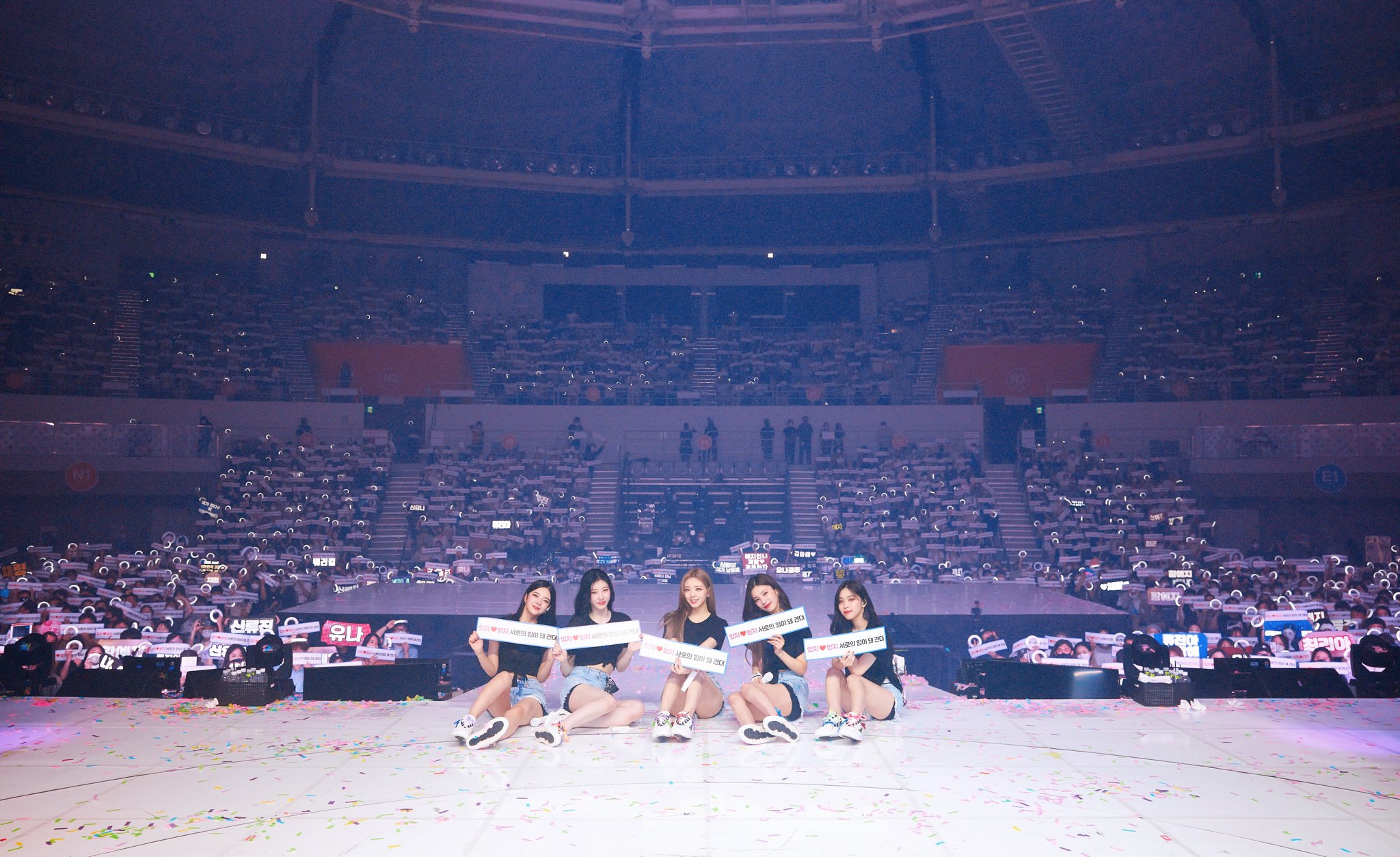 ITZY on Twitter: "믿지의 함성으로 벅차오른 첫 콘서트 첫날 서로의 힘이 되어 준 오늘🥰 내일도 있지 ️믿지 날자~~🎈 👑YES24 https://t.co ...