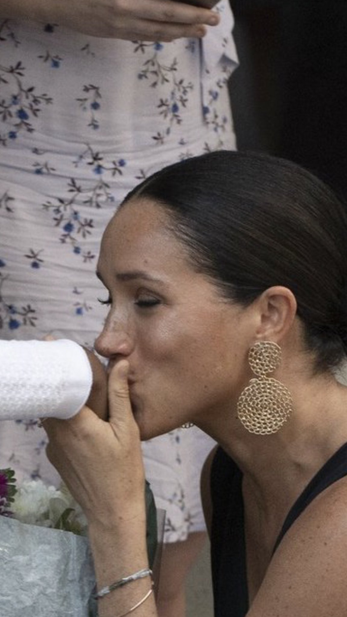 Jesús Enrique Rosas The Body Language Guy On Twitter She Kissing Her Own Thumb Bruh