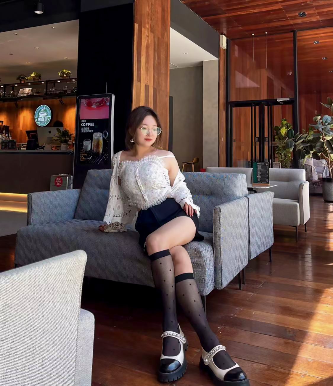 yuwang on Twitter: "这眼镜母狗真的好骚啊，无论白袜黑袜都那么榨精，好想对着她的骚腿射！ #意淫 #眼镜 #丝袜 #反差 #热裤 https://t.co ...