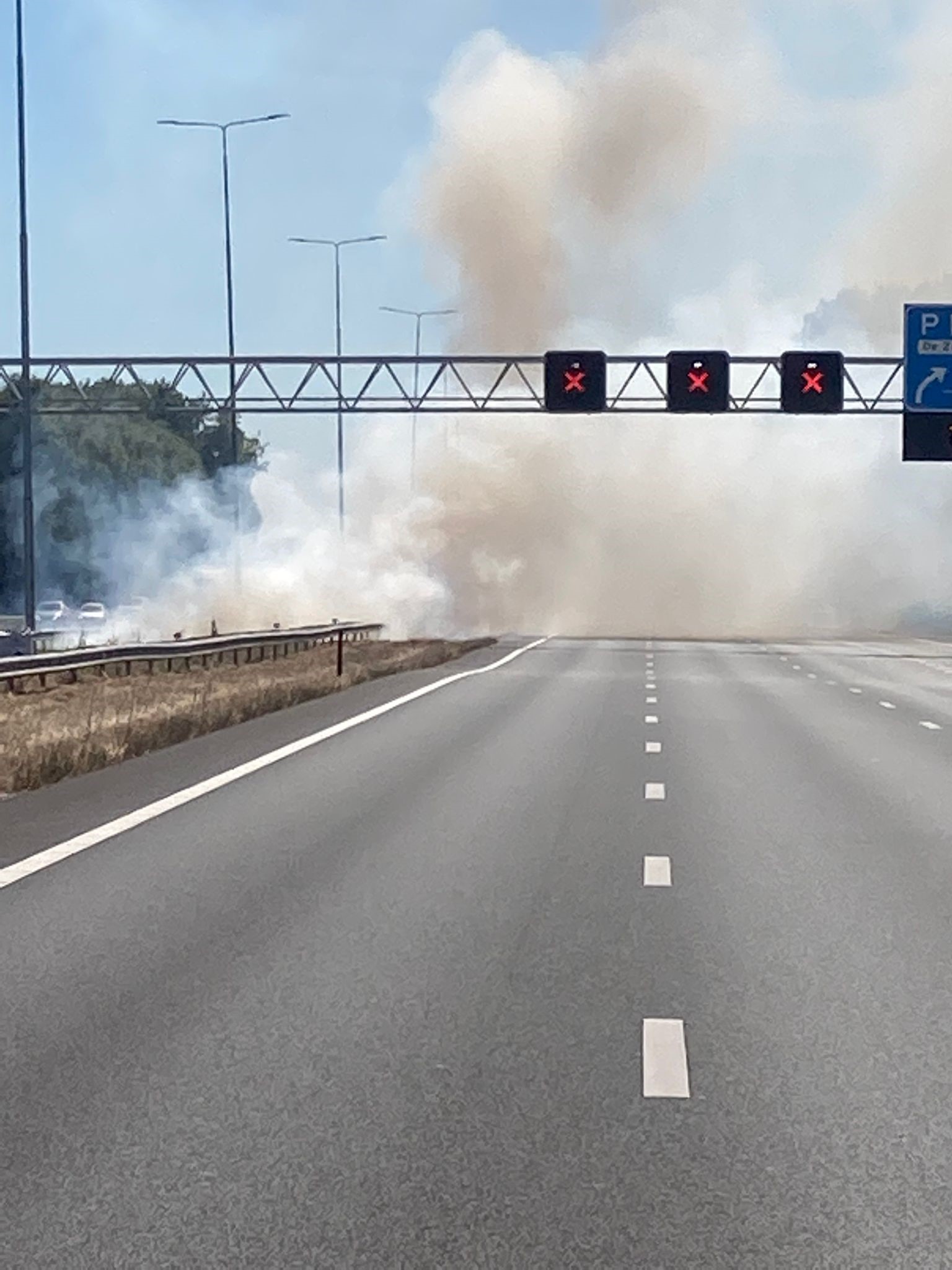 Rijkswaterstaat Verkeersinformatie on Twitter: "🔥 | Er woedt een bermbrand ter hoogte van de ...
