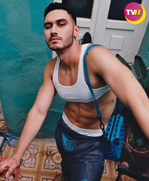 @TVNotasmx on Twitter: "¡LA ROPA NO TIENE GÉNERO! El actor mexicano Alejandro Speitzer rompe ...