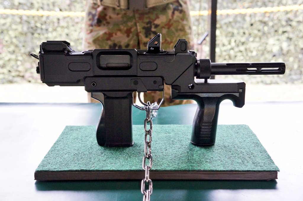 Hound 土曜日 東地区 “Z”ブロック－27b on Twitter: "9mm機関けん銃「TLが拳銃の話題でいっぱい、わしの出番か」ガタッ！ 89式小銃「多分違うので座っててください ...