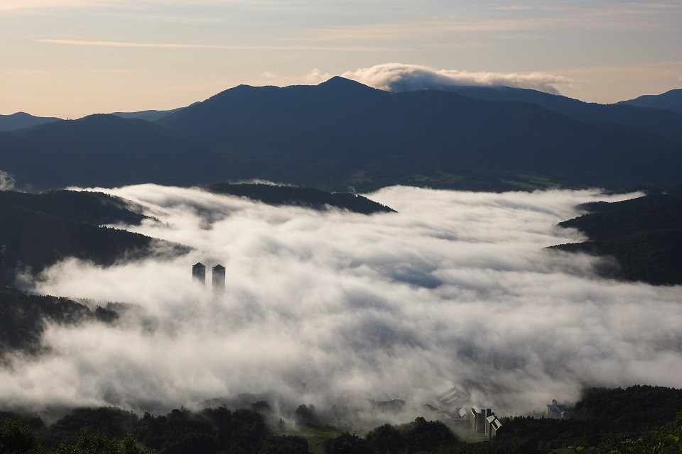 PREZO（プレゾ） on Twitter: "北海道屈指の雲海スポットといえば、星野リゾート トマムの“雲海テラス”。ゴンドラに乗りわずか13分で標高1088m・雲海テラスへ🚡条件が揃った時 ...