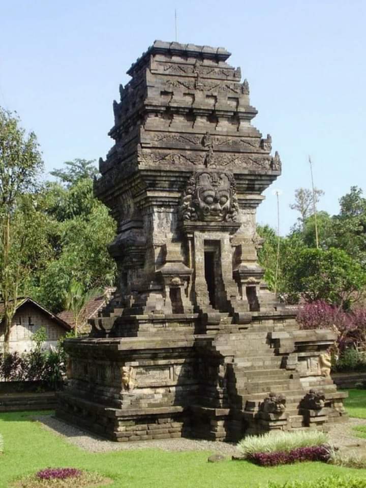 KENDEDES (Shri Nareshwari Pradjna Paramitha Kendedes) Ibu dari raja ...