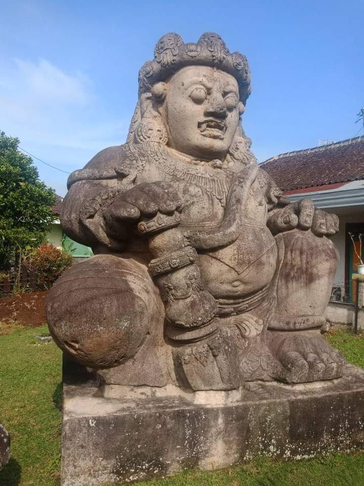 KENDEDES (Shri Nareshwari Pradjna Paramitha Kendedes) Ibu dari raja ...