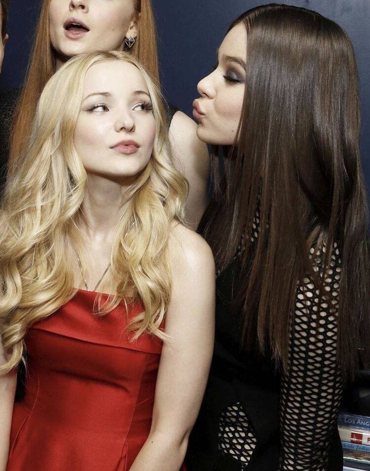 Dove Cameron & Hailee Steinfeld 👩‍ ️‍💋‍👩 SlasherMan @neongiallo