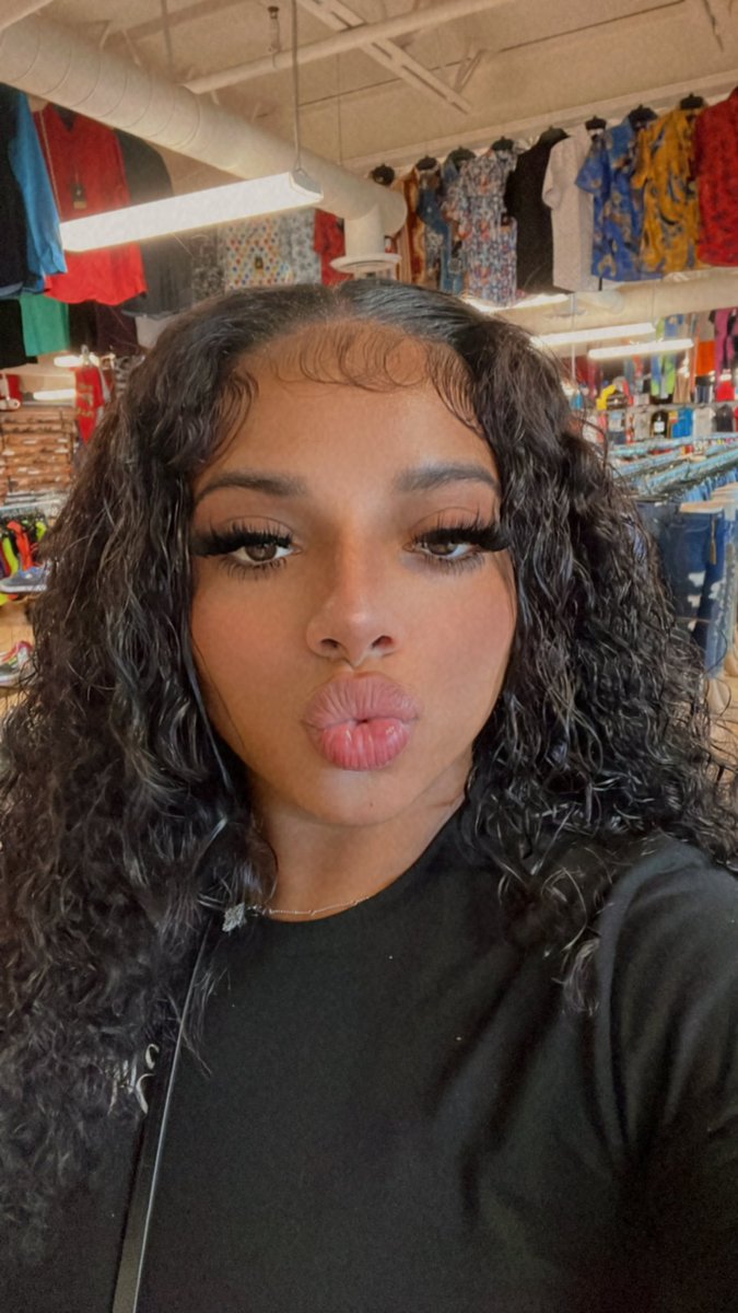 kiss for you kkvsh @mikaylasaravia