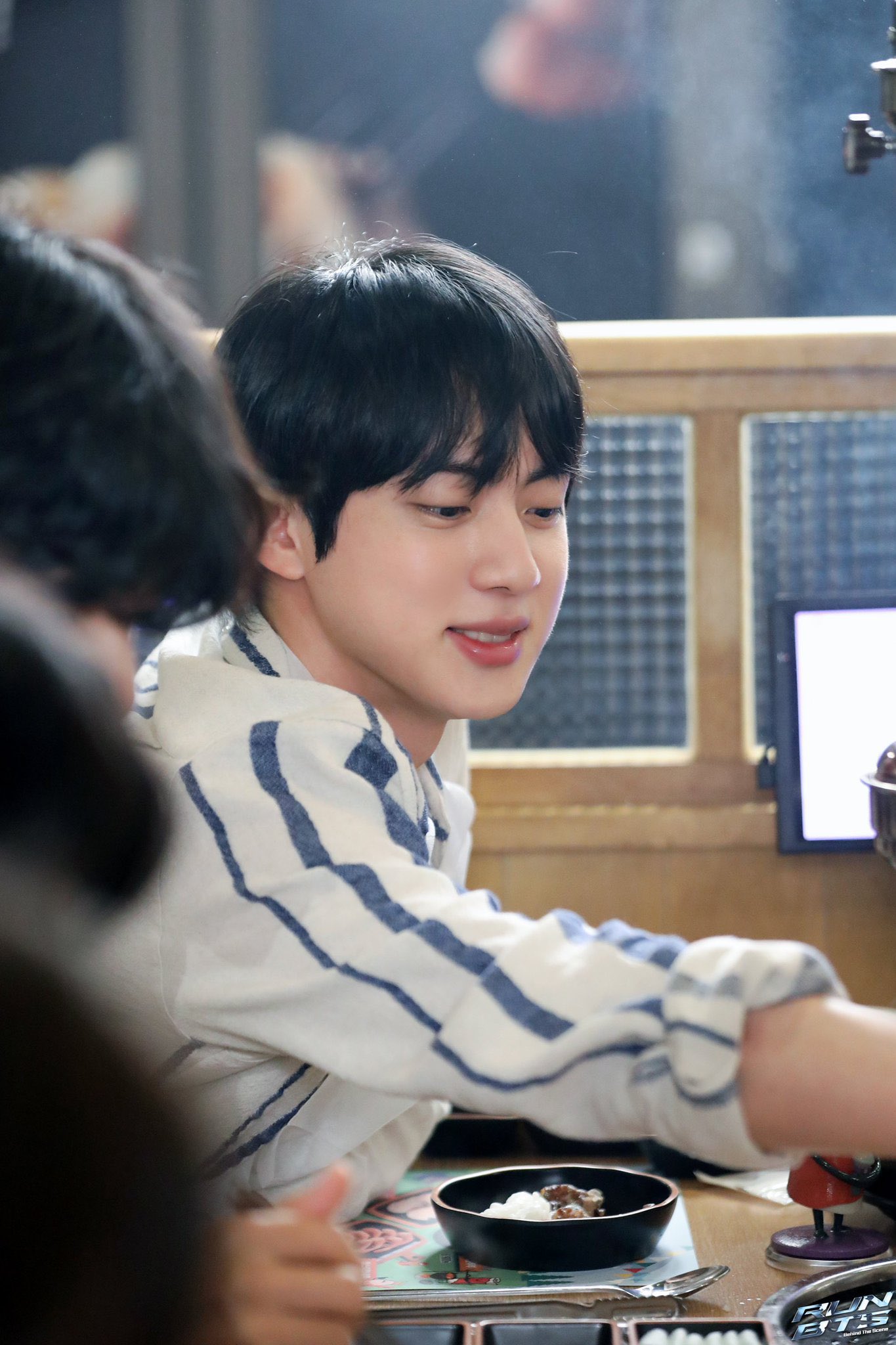 cat 🍓🐰; JIN DAY 🎂 on Twitter: "📸 — Hilo con todas las nuevas fotos individuales y grupales del ...