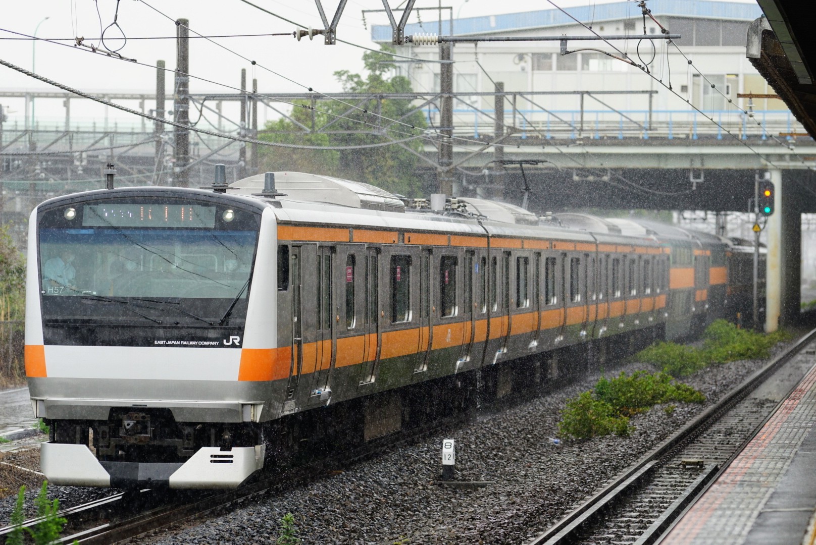 吉田 匡 on Twitter: "突然のゲリラ豪雨の中、新鶴見信号所で折り返し、試運転に励む中央線E233系グリーン車連結試運転列車 #中央線E233系グリーン車連結試運転 https ...