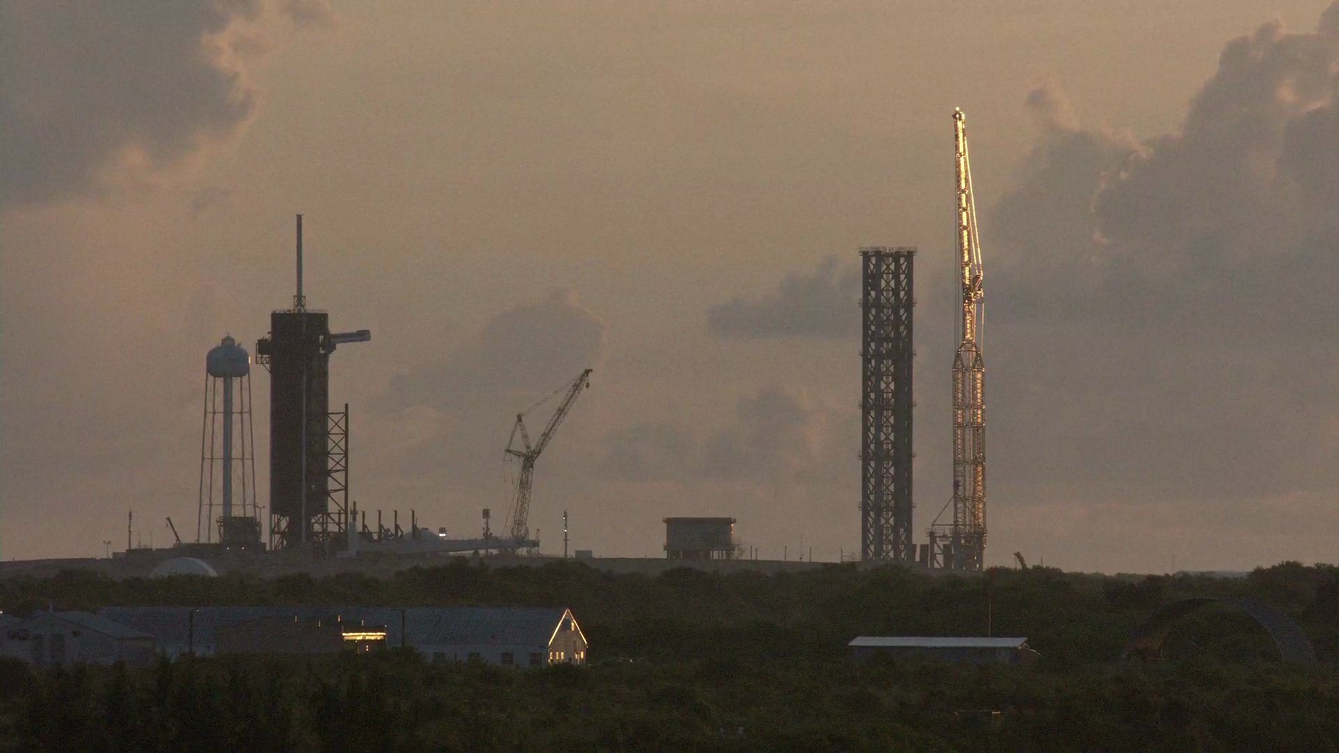 Spaceflight Now on Twitter: "The Florida Starship facility construction crane is catching the ...