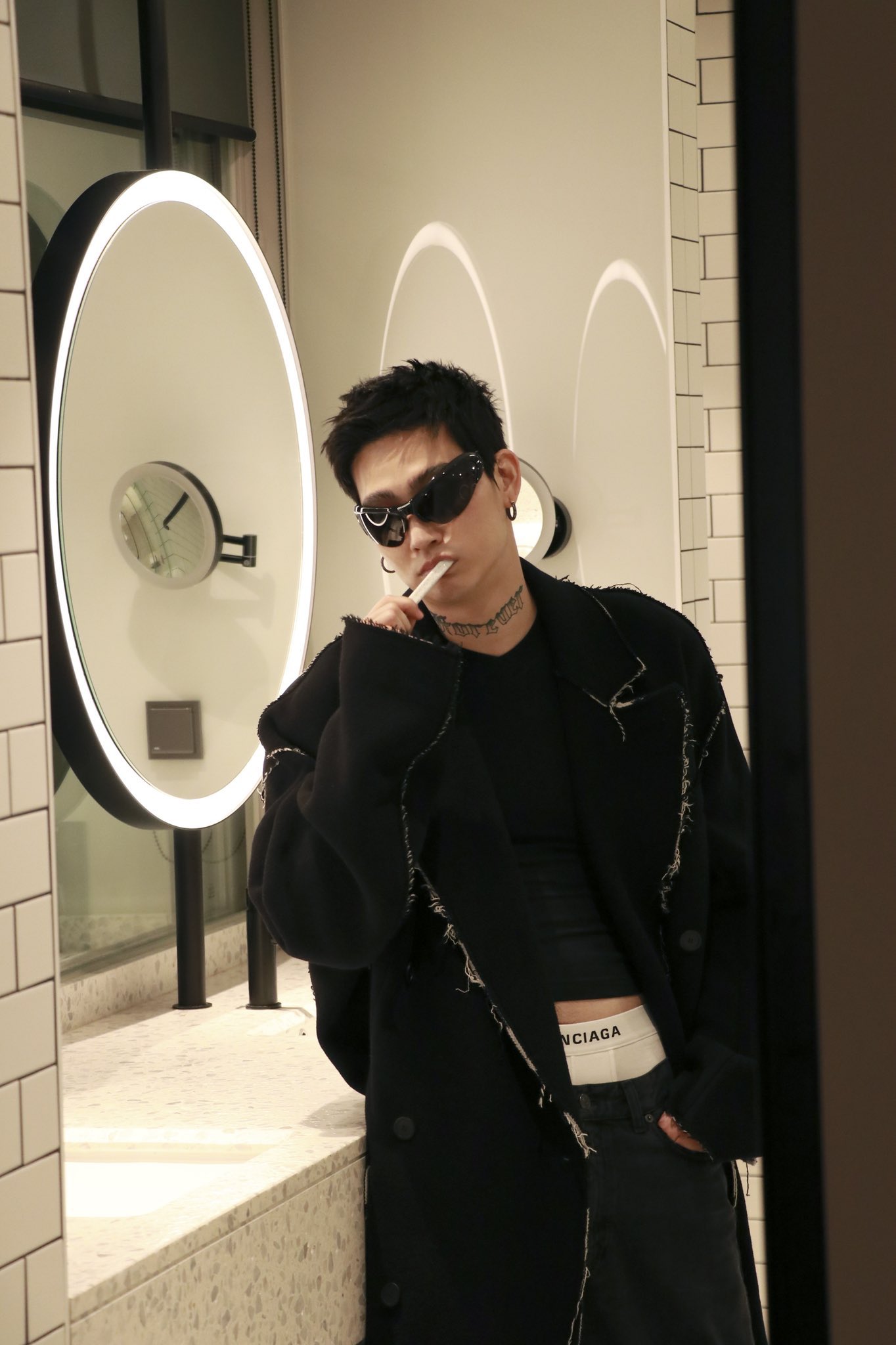 내사랑김유겸 on Twitter: "ท่าโพสต์แปรงฟันแบบคนชิค😎#JAYB #제이비 #CDNZARecords #카덴차레코즈 #VOGUE #보그 https ...