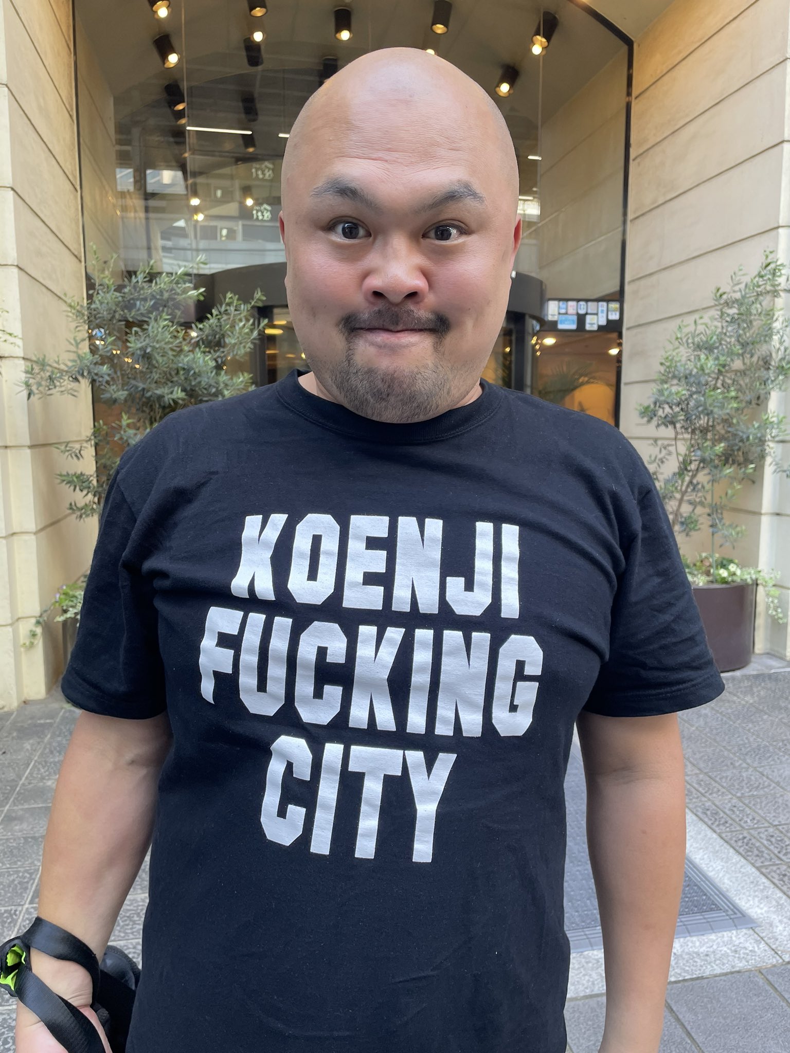 鬼越トマホーク 金ちゃん on Twitter: "そういえばこの間スタッフさんから「このTシャツロケで二度と着ないでください」って言われてた笑 https://t.co/DQ4Nk2DL10 ...