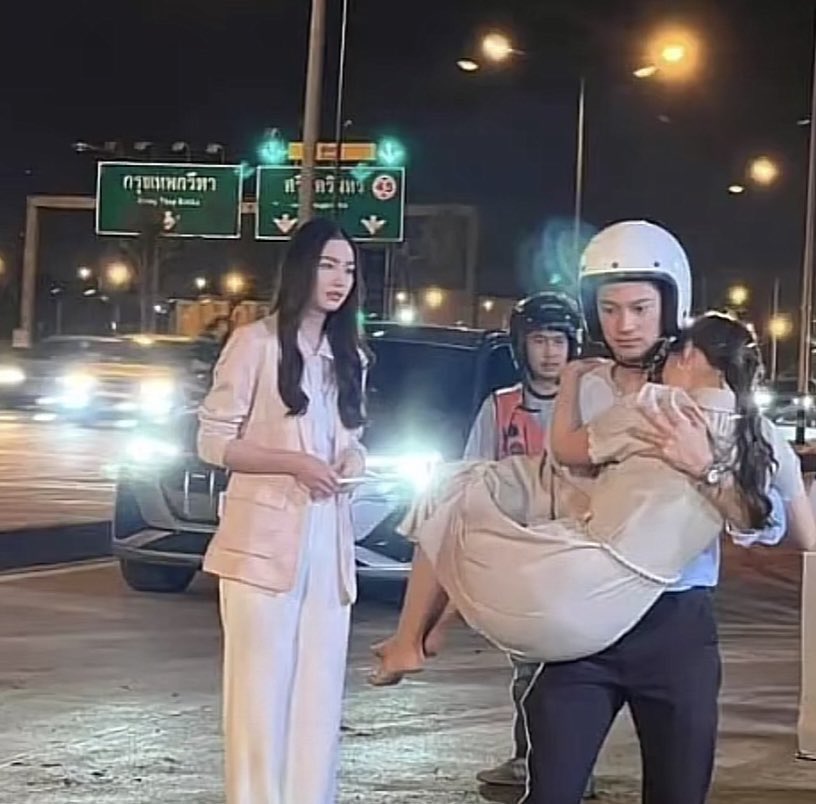 PLOY 😉🙃🙂😌 on Twitter: "ใครเกิดอุบัติเหตุ 😳 #คือเธอEP11 https://t.co/L6HmBF4o9r" / Twitter