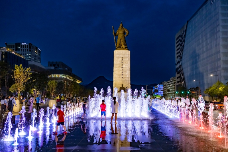 서울시 on Twitter: "찰칵!📸볼거리도 알차게 즐기면서 인생샷도 남길 수 있는 #광화문광장 포토스팟 8곳 추천!👉https://mediahub.seoul.go.kr ...