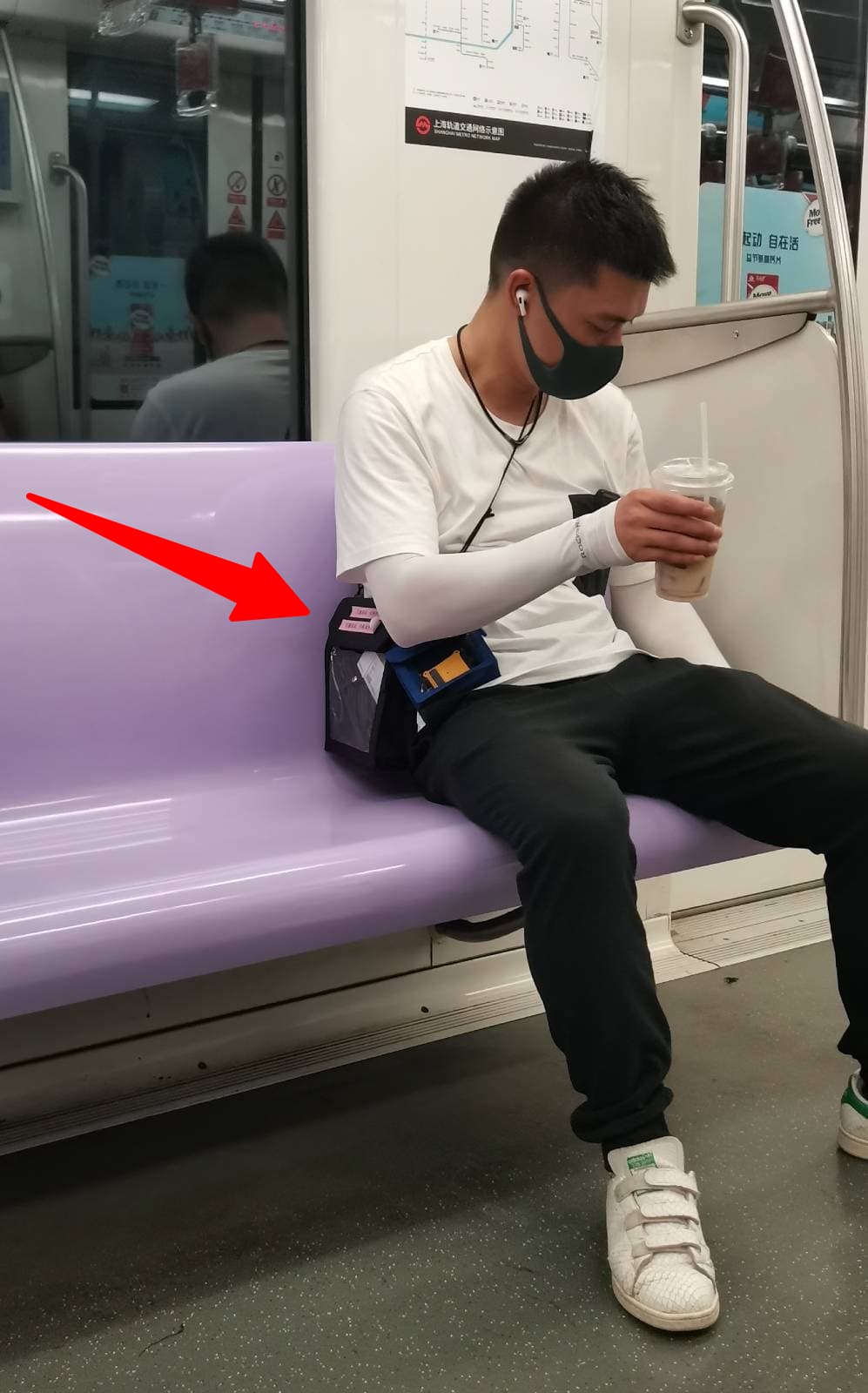 ruanyf on Twitter: "昨天地铁上看见一个男子，挎包上贴着两行字（图一）。 忍不住好奇，拿出手机长焦，终于看清了：“可售商品，价格面议”（图二）。有点震惊，这是活人售货机 ...