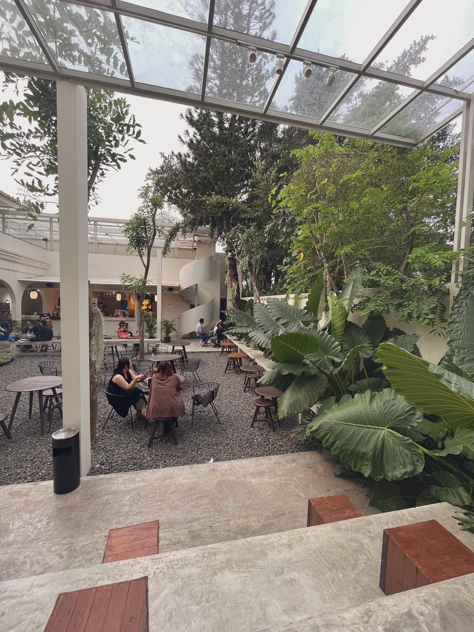 Cisca Becker on Twitter: "Tadi gak sengaja nemu tempat kongkow lumayan asik di Bogor, 0251 ...