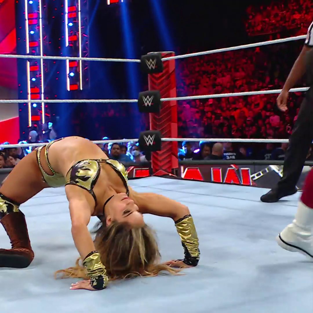 WWE on Twitter: "A very Stratusfying combo from @WWE_Aliyah! #WWERaw @itsBayleyWWE ...