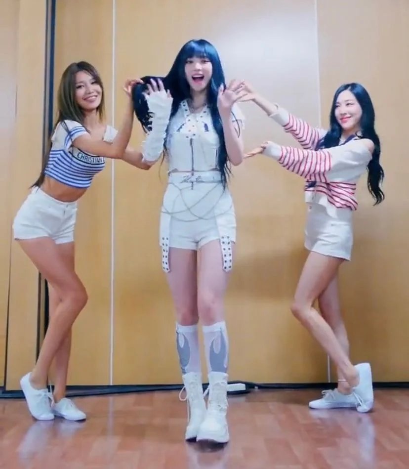 pannchoa on Twitter: "SM artists dancing to SNSD's Forever1 https://t.co/GecLrSWhJl https://t.co ...