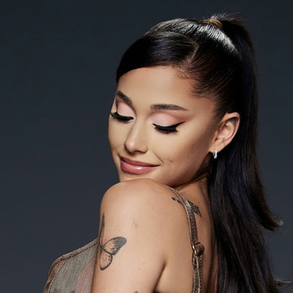 𝘧𝘰𝘹𝘺 on Twitter: "RT @tracklist: DONA DA PLATAFORMA! Ariana Grande é a primeira artista feminina ...