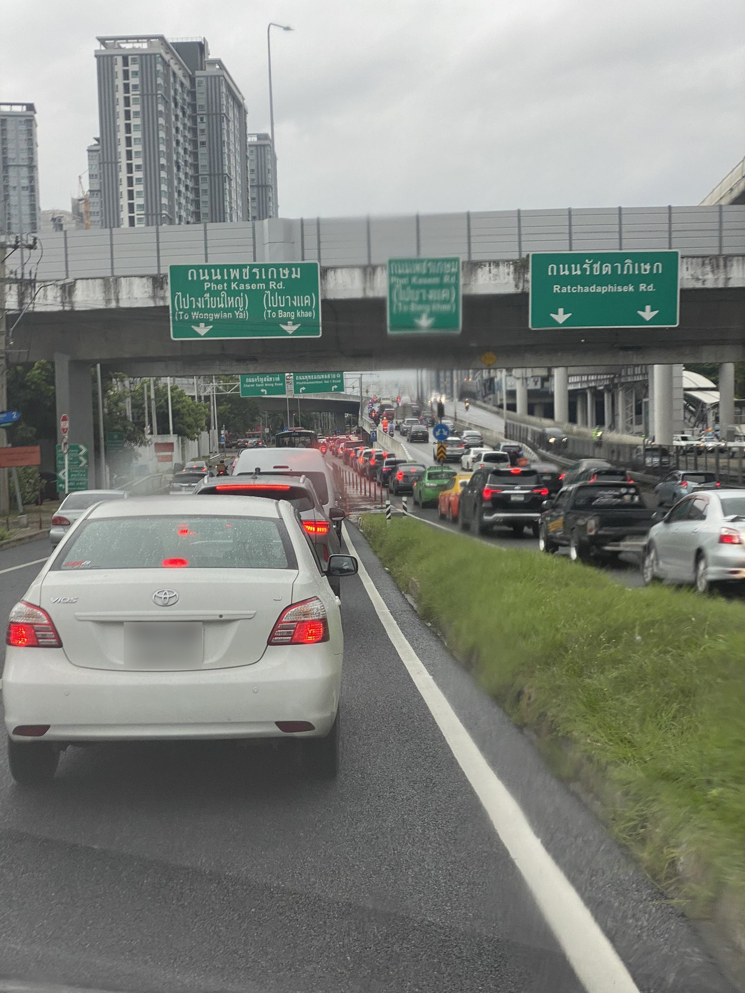 JS100 on Twitter: "RT@atytae รถรอ u-turn ใต้ bts บางหว้า ทำให้ราชพฤกษ์ขาออก เลี้ยวขวาเข้าเพชร ...