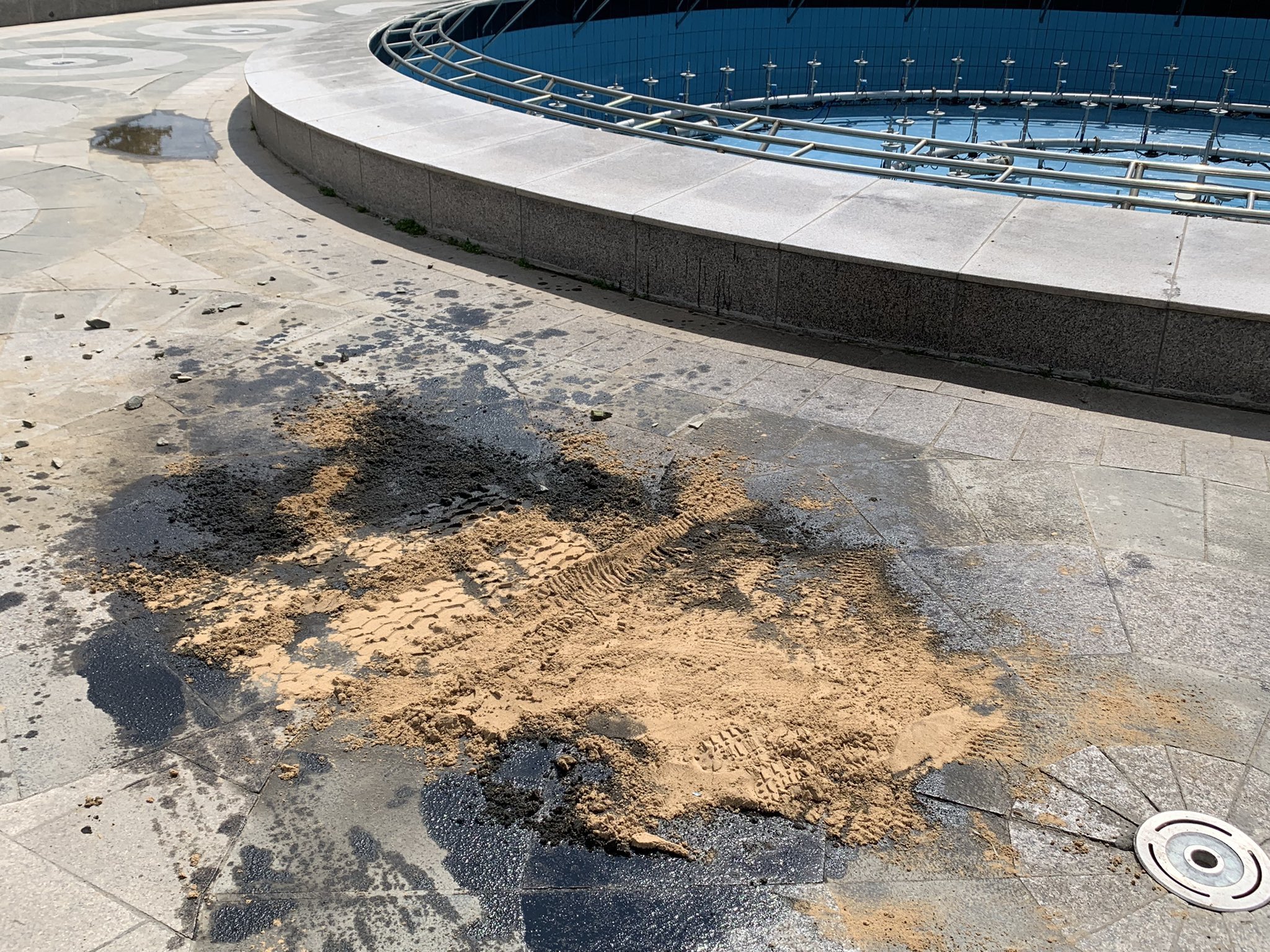 Хуульч Батхүү On Twitter Талбайн усан ориглуурыг буулгах хэрэггүй энэ чигээрээ байж л байг