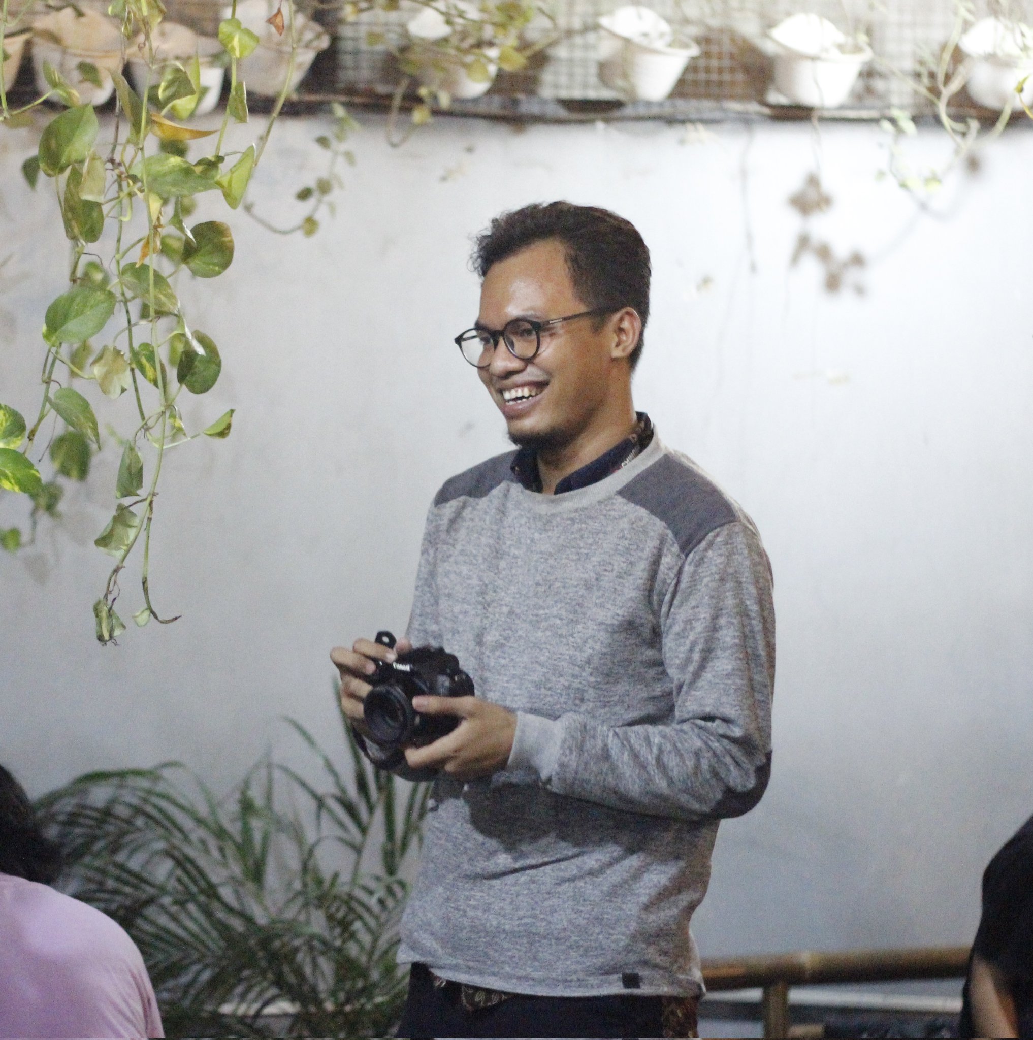 Muhamad Imam Sobari on Twitter: "@radenrauf Kalo gak laptop, lagi-lagi pegangnya kamera. Pegang ...