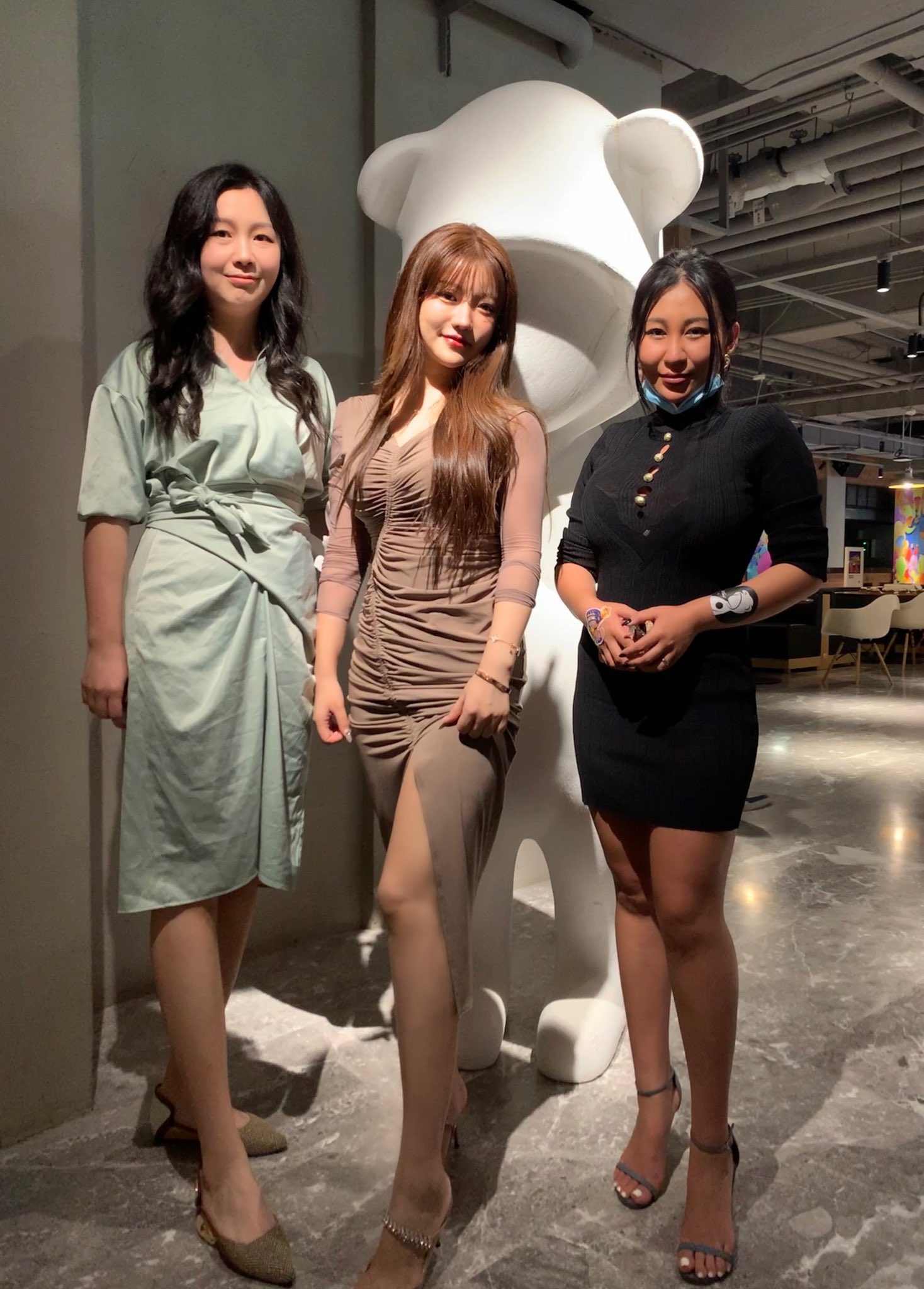 luckybb.eth on Twitter: "和活动现场的小姐姐们的合影💓 https://t.co/Qy6IdgNAKt" / Twitter
