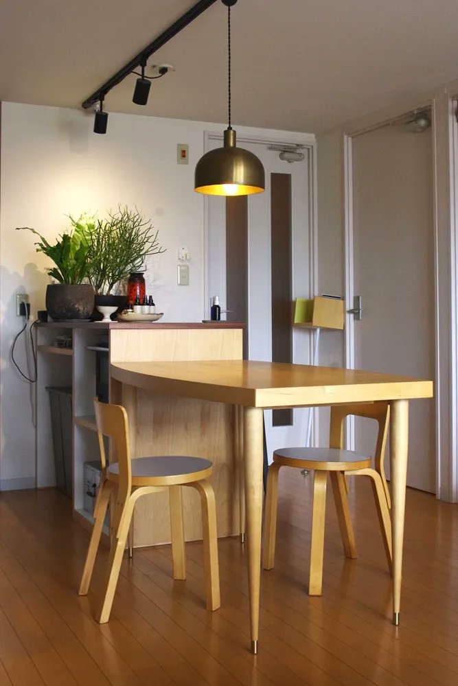 GINZA on Twitter: "【 #私と部屋 】 vol.77 降り注ぐ太陽。共存するヴィンテージの重厚感と巨匠の家具たち ー 渡辺由貴さん https://buff.ly/3jFX4ck"