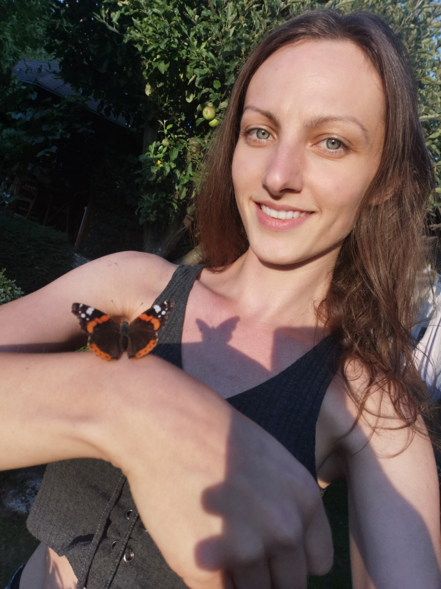 Kristinka on Twitter: "I was hanging clothes outside and this little beauty came to cheer me up ...