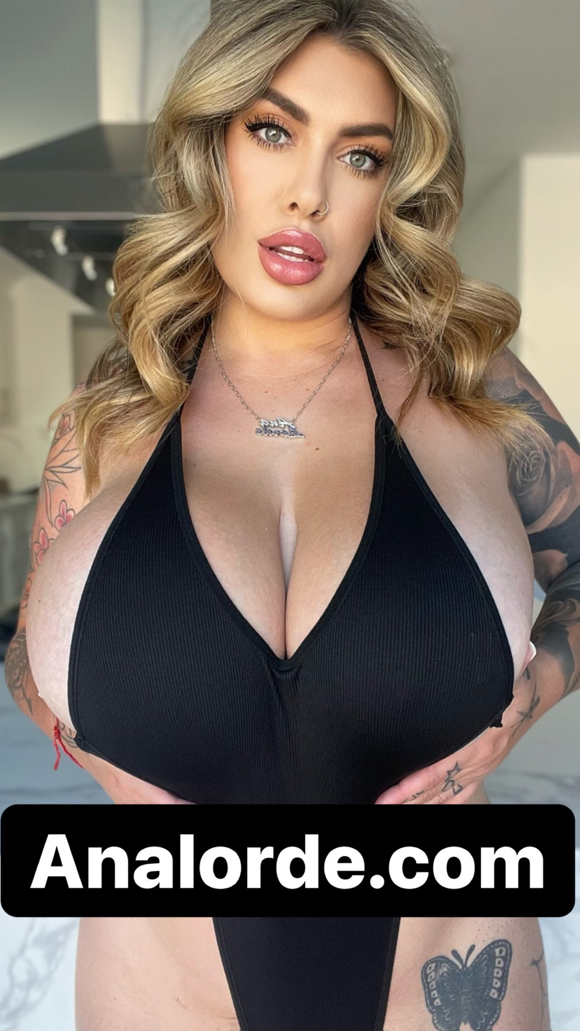 Ana Lorde 485k on Twitter: "I’m in need of a helping hand with these melons do I have any ...