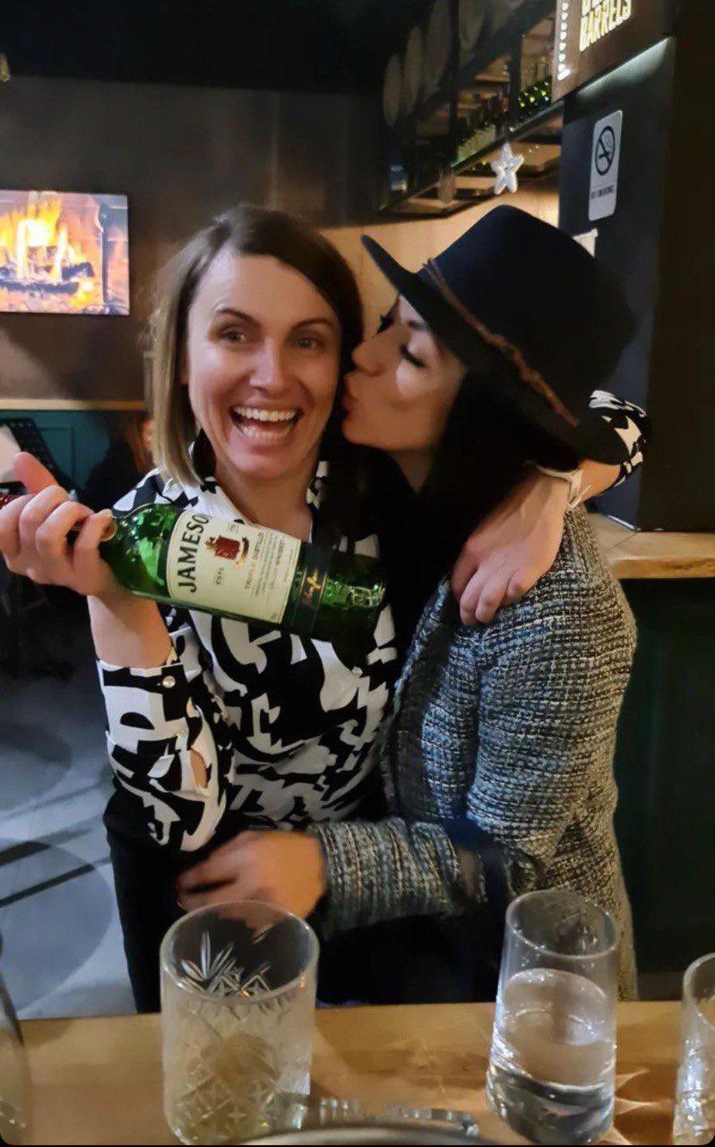 Ариадна On Twitter Секретарката на Мицкоски Сања и портпаролката Марија си уживаат како права