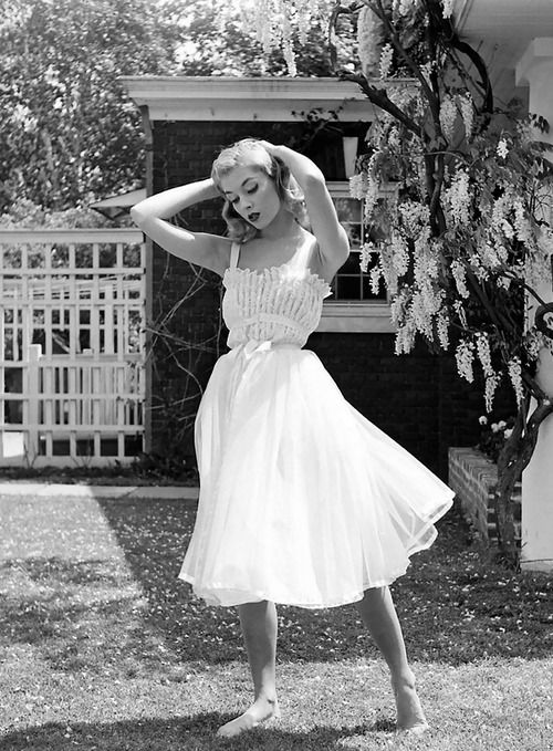 VintagePhotos on Twitter: "Vikki Dougan, 1952."
