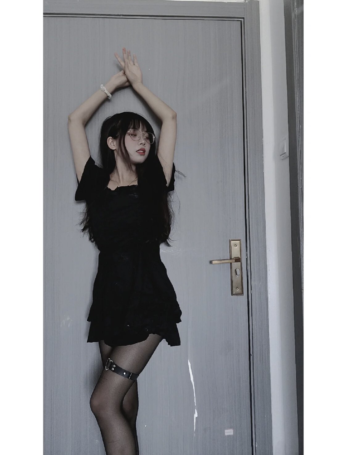 Wuyu On Twitter 这黑丝眼镜臭母狗是真的骚,真想把她双手压住按在门上,掀开裙子隔着丝袜用力揉她的小逼,等骚水都把内裤打湿了,再掏出鸡巴插她骚穴! 意淫 眼镜 丝袜 黑