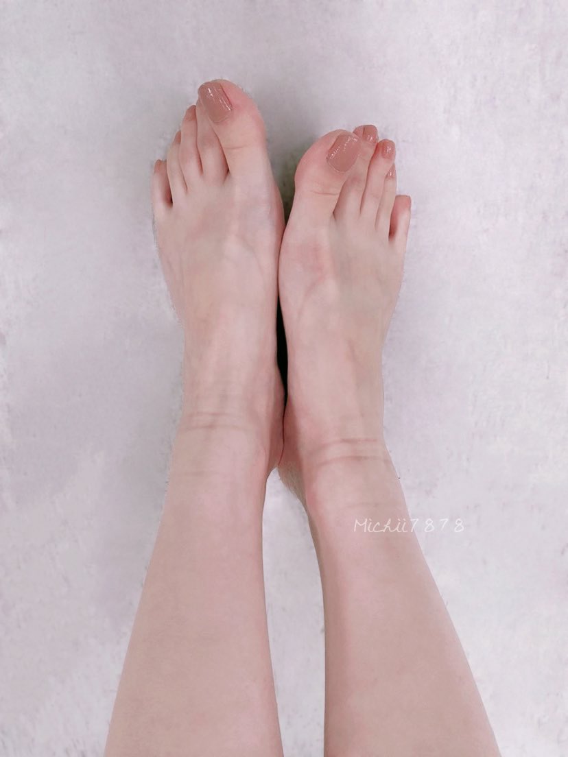 下班後腳都是絲襪痕和鞋印，穿包鞋頂得趾甲好痛梁沒錯這是討拍文球呼呼 #痕跡 #細皮嫩肉 https://t.co/TiuBuYLM0B