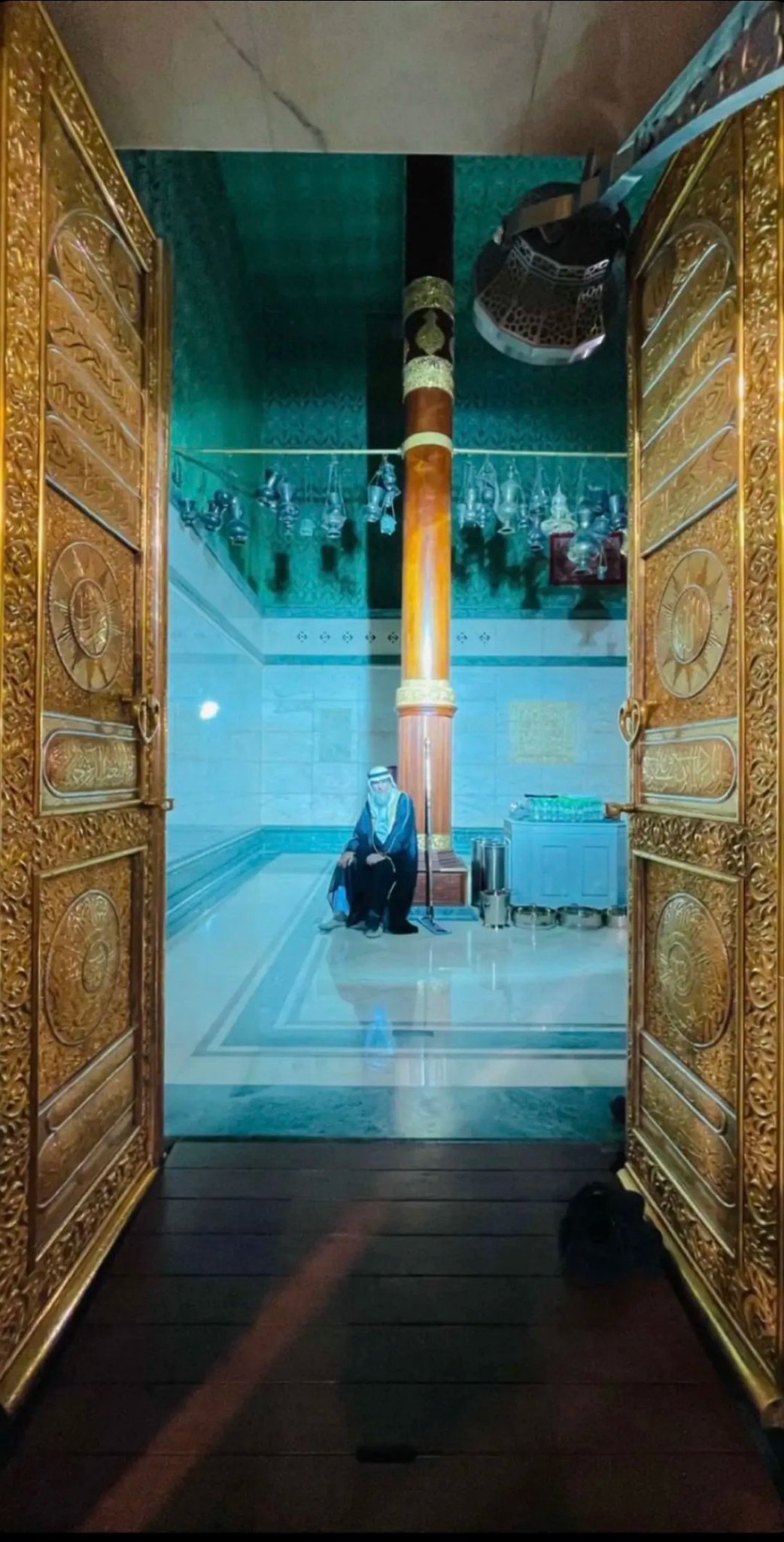 IslamicLandmarks.com on Twitter: "🧵The inside of the Holy Ka'bah. Recently the Ka'bah was washed ...