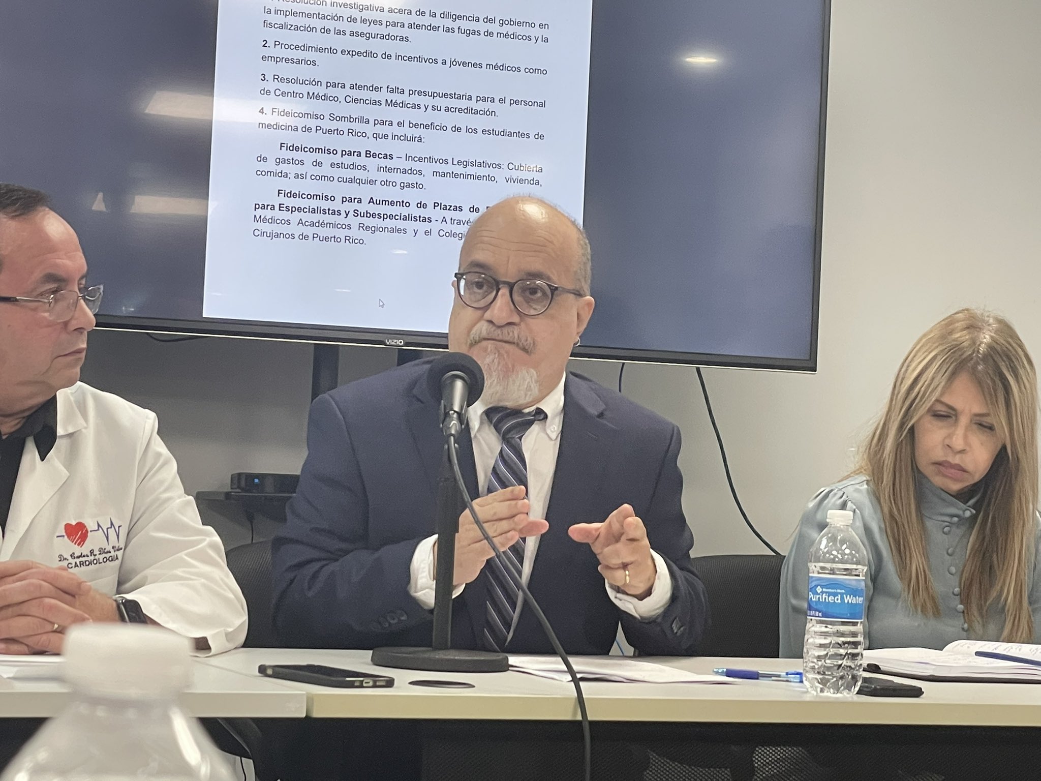 WKAQ 580 on Twitter: "El senador por Movimiento Victoria Ciudadana, Rafael Bernabe, consideró ...