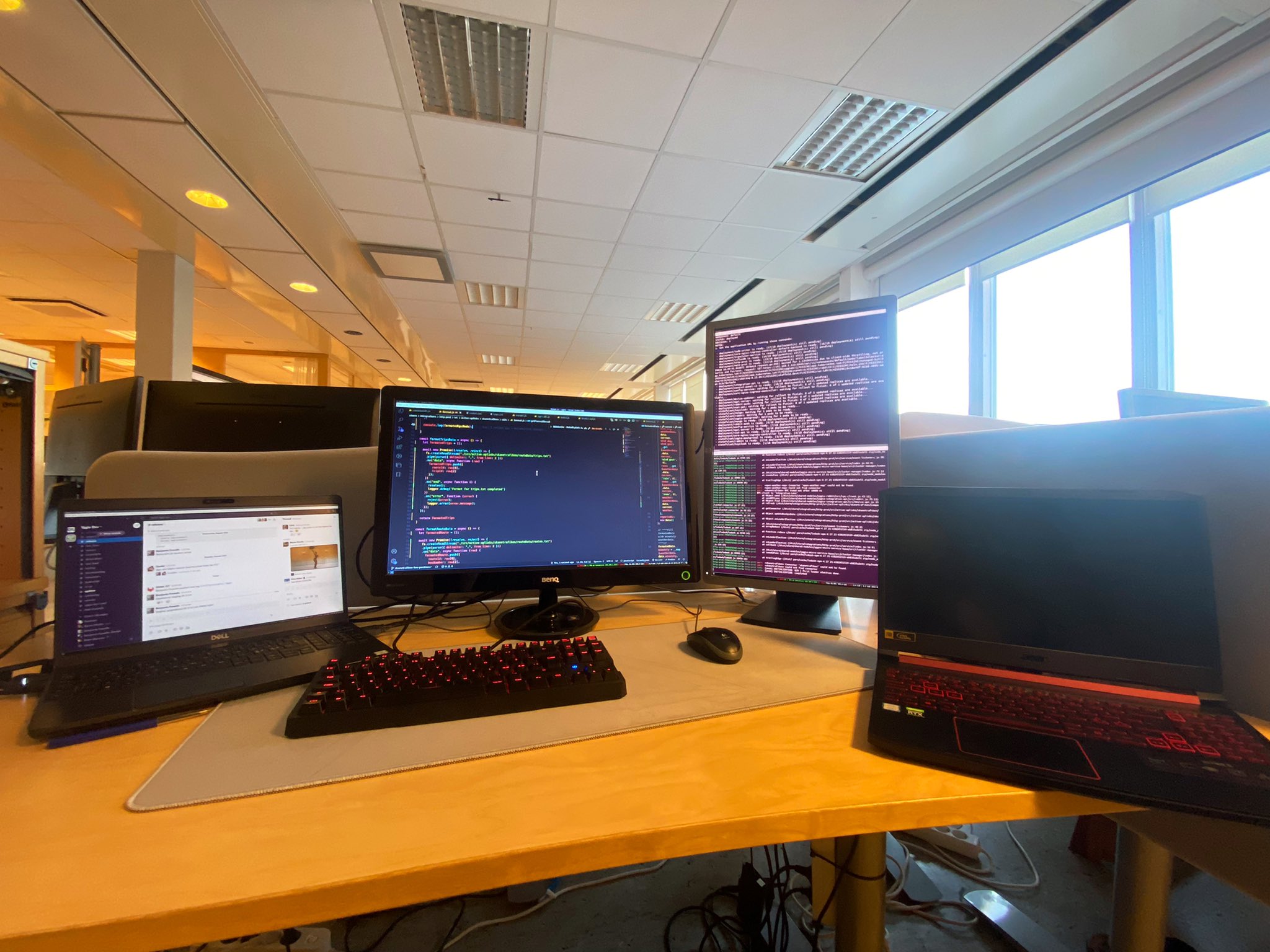 Spetzim on Twitter: "Update: rate my office setup https://t.co/XbMOIemyub" / Twitter